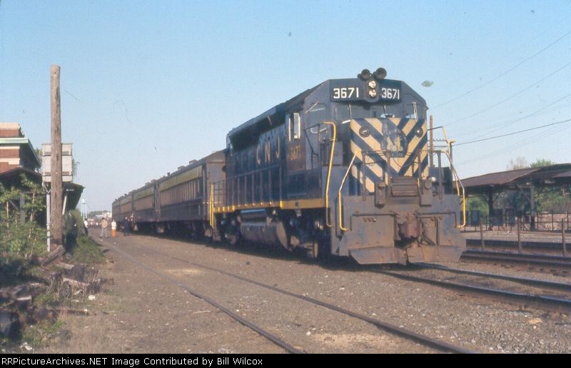 CNJ 3671 leads a westbound commuter train